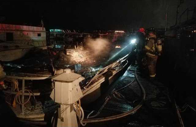 Houseboat destroyed in fire at Holiday Marina - Gainesville Times