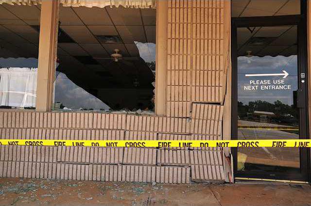 Man drives car into building - Gainesville Times