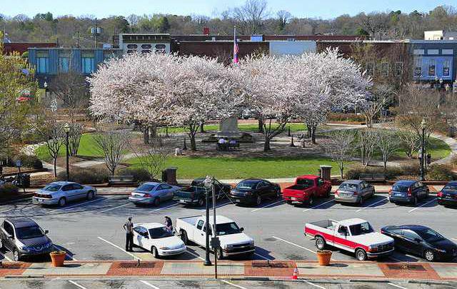 Crowds flocked to Gainesville square for weekend of shopping ...