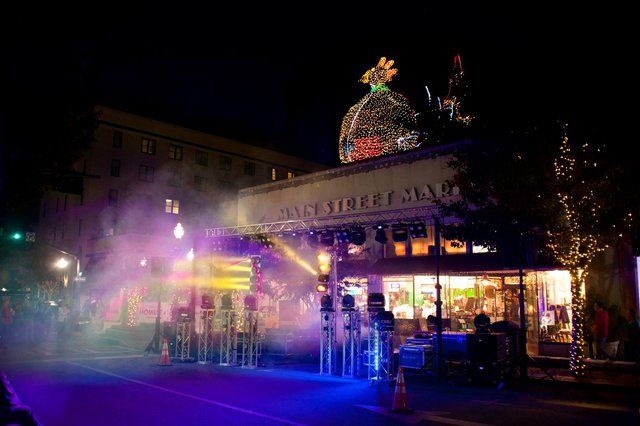 Lighting of chicken kicks off shopping season in Gainesville ...