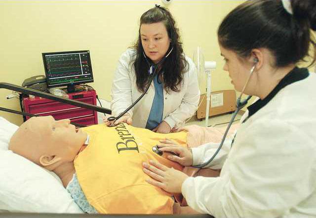 Brenau nursing hopefuls operate on computer-controlled simulated ...