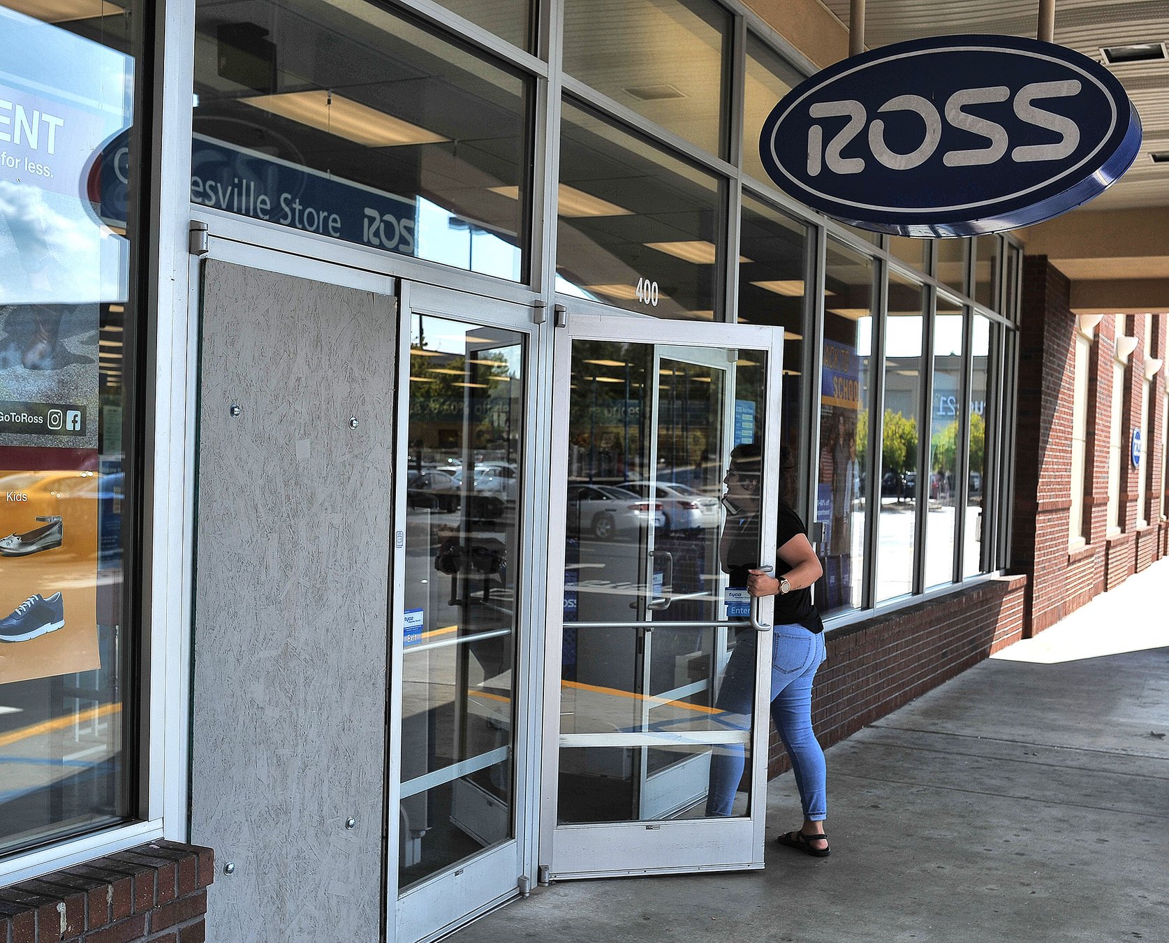 Man shot through glass at Ross store, took cash - Gainesville Times