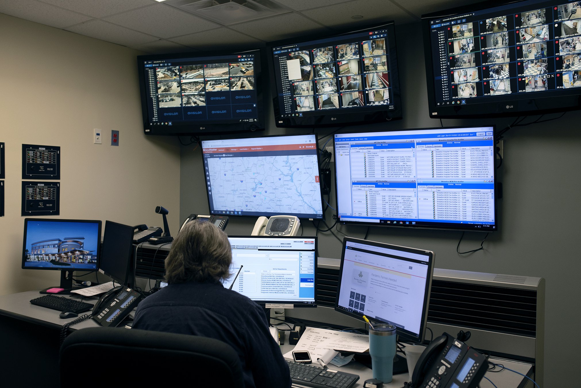 Hospital security staff discusses standoff with murder suspect ...