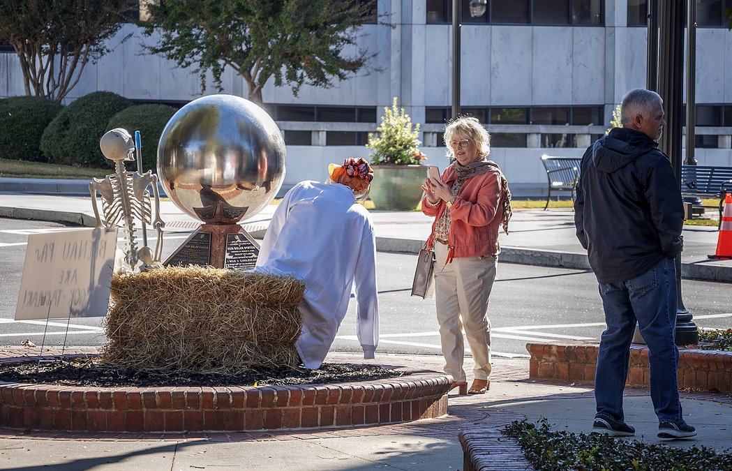Scarecrows are back on the square. How the tradition nods to ...