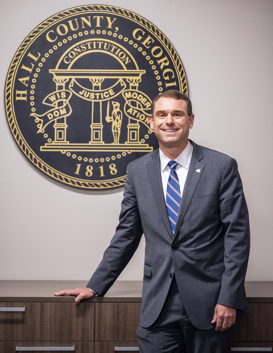 Hall commissioners approve employment contract for new county ...