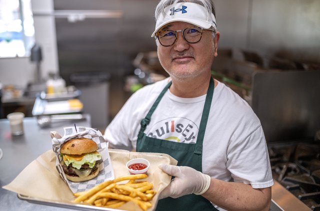 ‘We cook to order.’ BullsEye Burgers and Chicken’s fresh take aims to ...