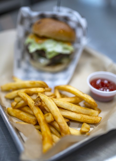‘We cook to order.’ BullsEye Burgers and Chicken’s fresh take aims to ...