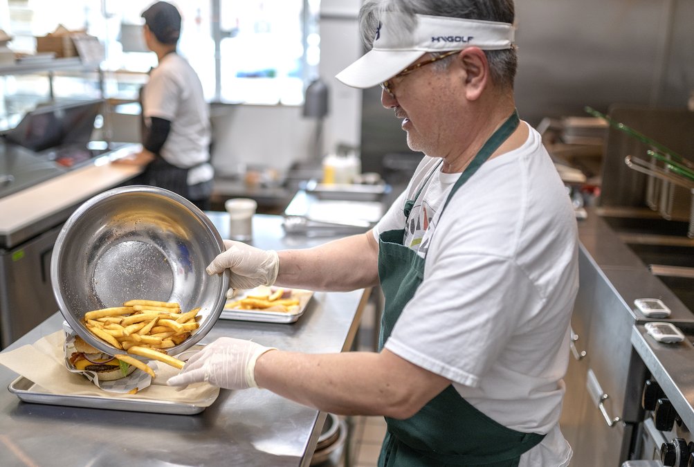 ‘We cook to order.’ BullsEye Burgers and Chicken’s fresh take aims to ...